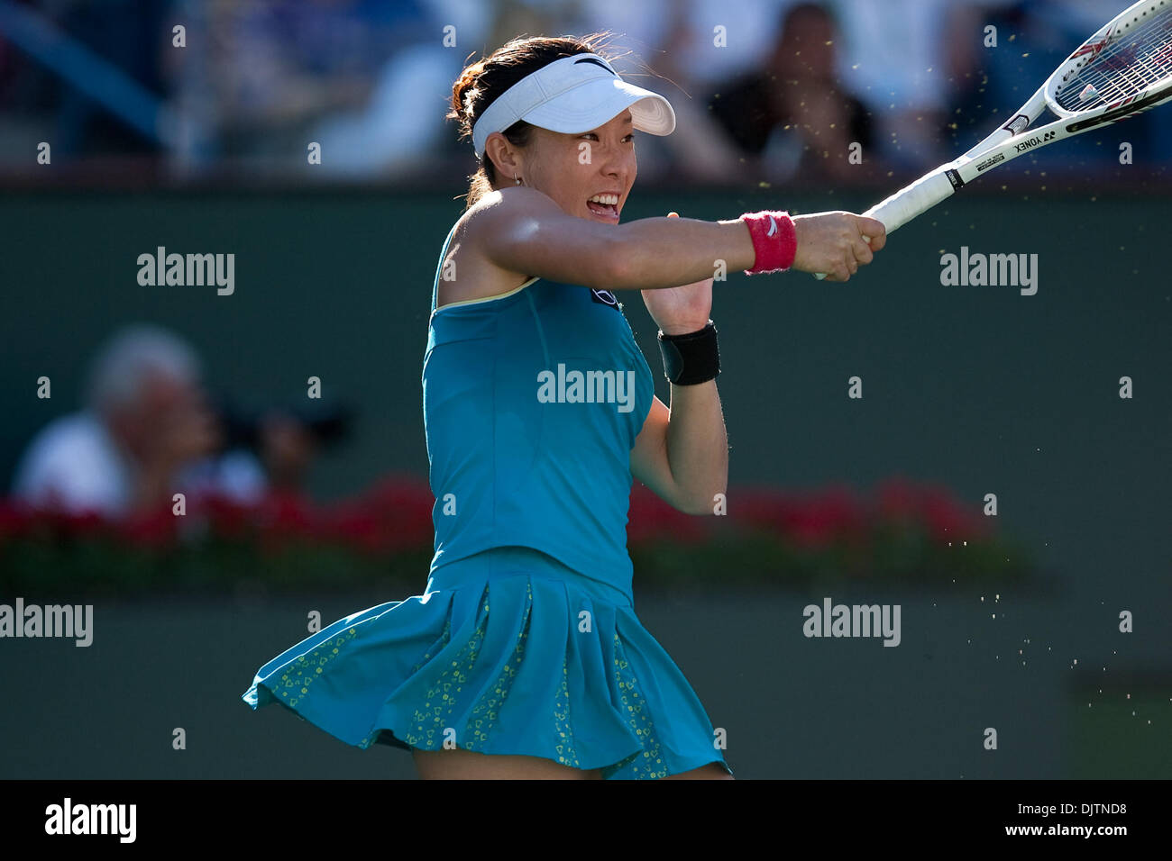 Jie ZHENG (CHN) blue outfit vs Maria SHARAPOVA (RUS) yellow shirt at ...