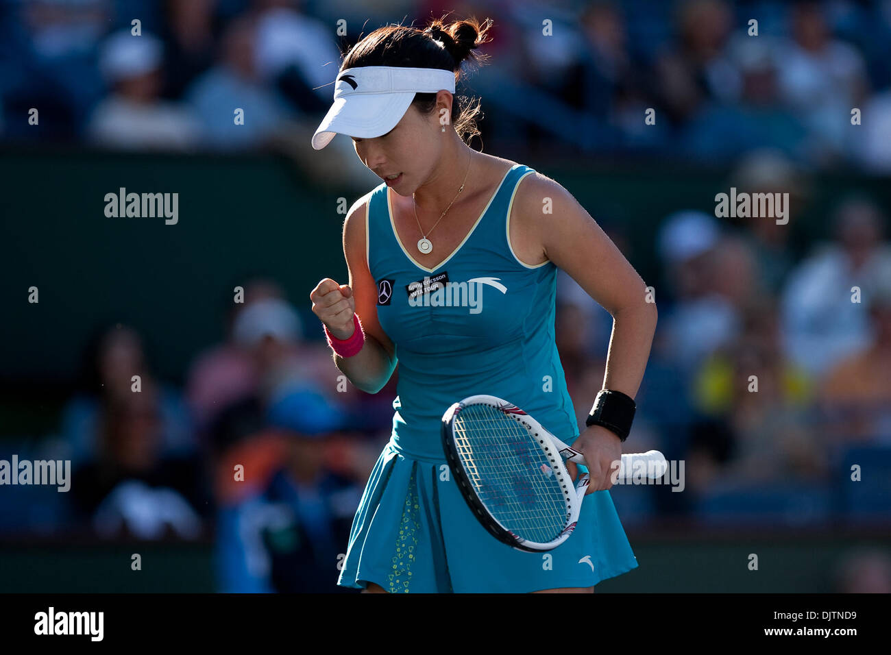 Jie ZHENG (CHN) blue outfit vs Maria SHARAPOVA (RUS) yellow shirt at ...