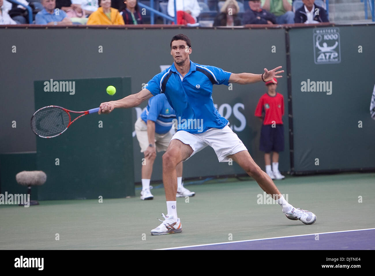 Roger FEDERER (SUI) red shirt vs Victor HANESCU (ROU) blue shirt at the ...