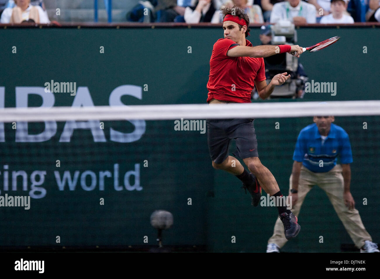 Roger FEDERER (SUI) red shirt vs Victor HANESCU (ROU) blue shirt at the ...