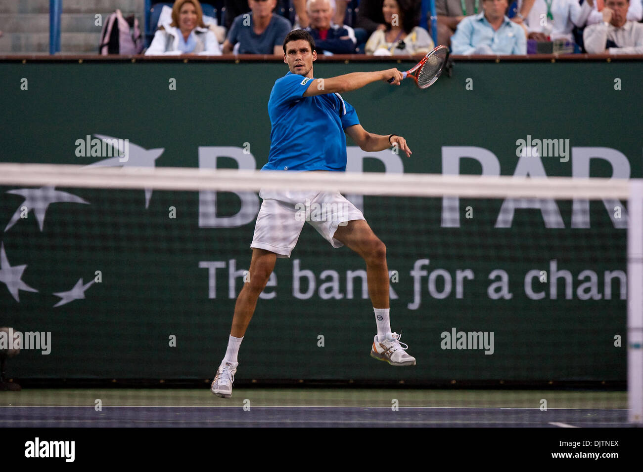 Roger FEDERER (SUI) red shirt vs Victor HANESCU (ROU) blue shirt at the ...