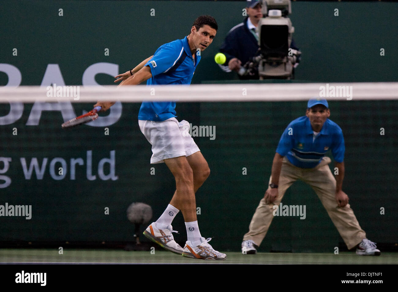 Roger FEDERER (SUI) red shirt vs Victor HANESCU (ROU) blue shirt at the ...