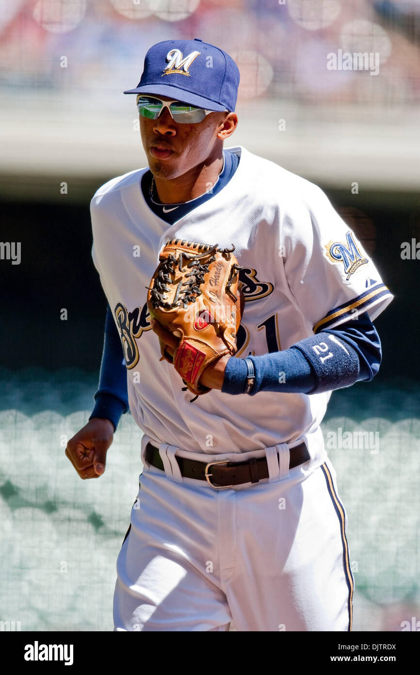 Milwaukee Brewers shortstop Alcides Escobar #21 runs off the field ...