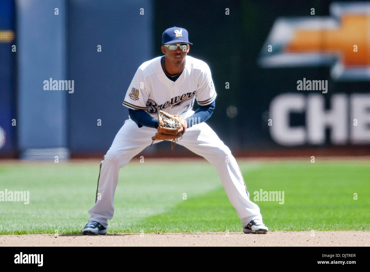 Milwaukee Brewers shortstop Alcides Escobar #21 stays on his toes in ...