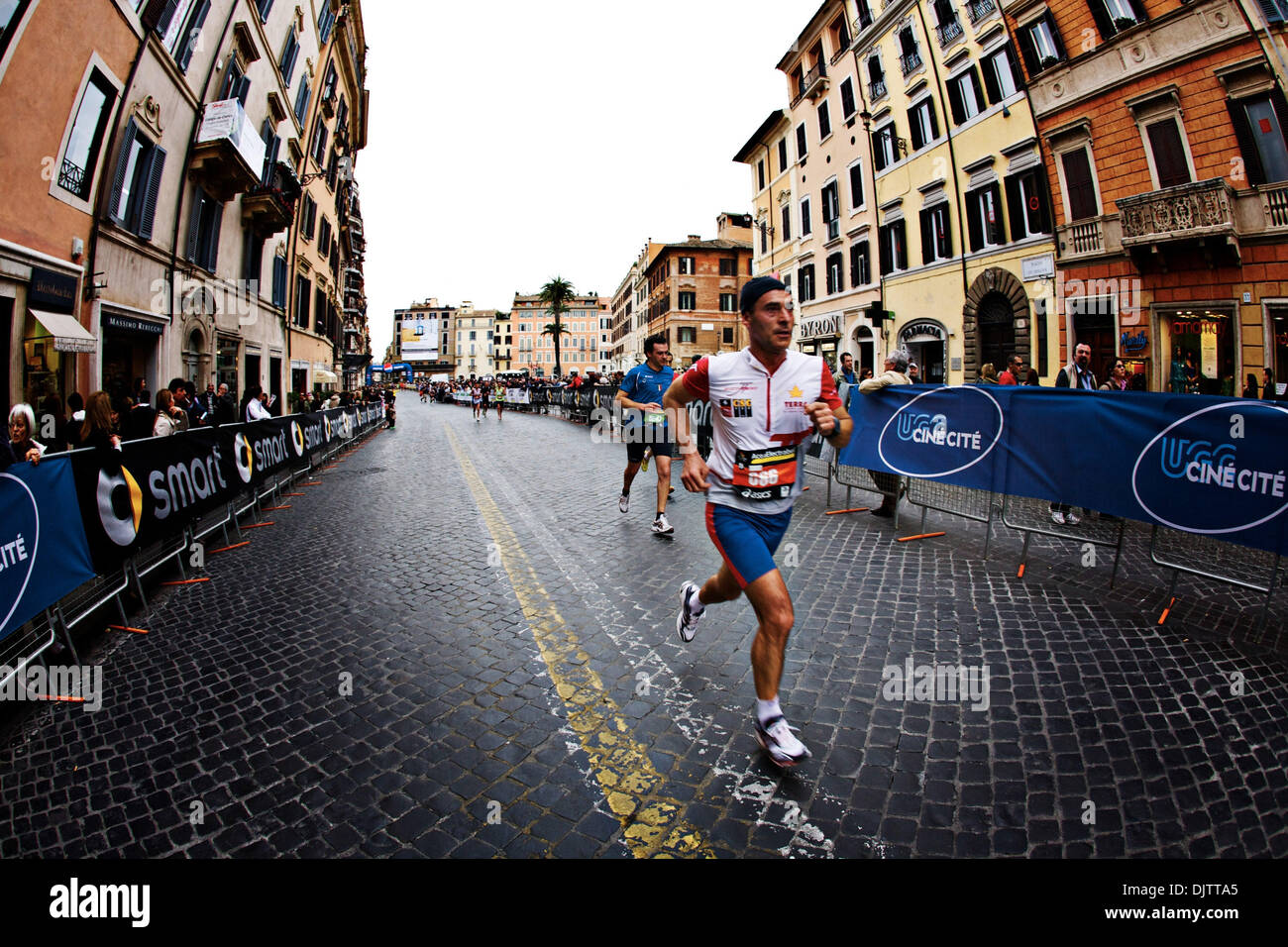 Runners in step hi-res stock photography and images - Alamy