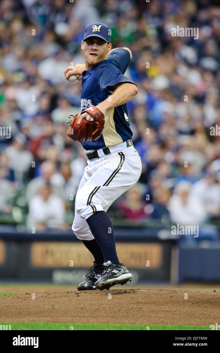 Milwaukee Brewers starting pitcher Dave Bush (31) attempts to pick off ...