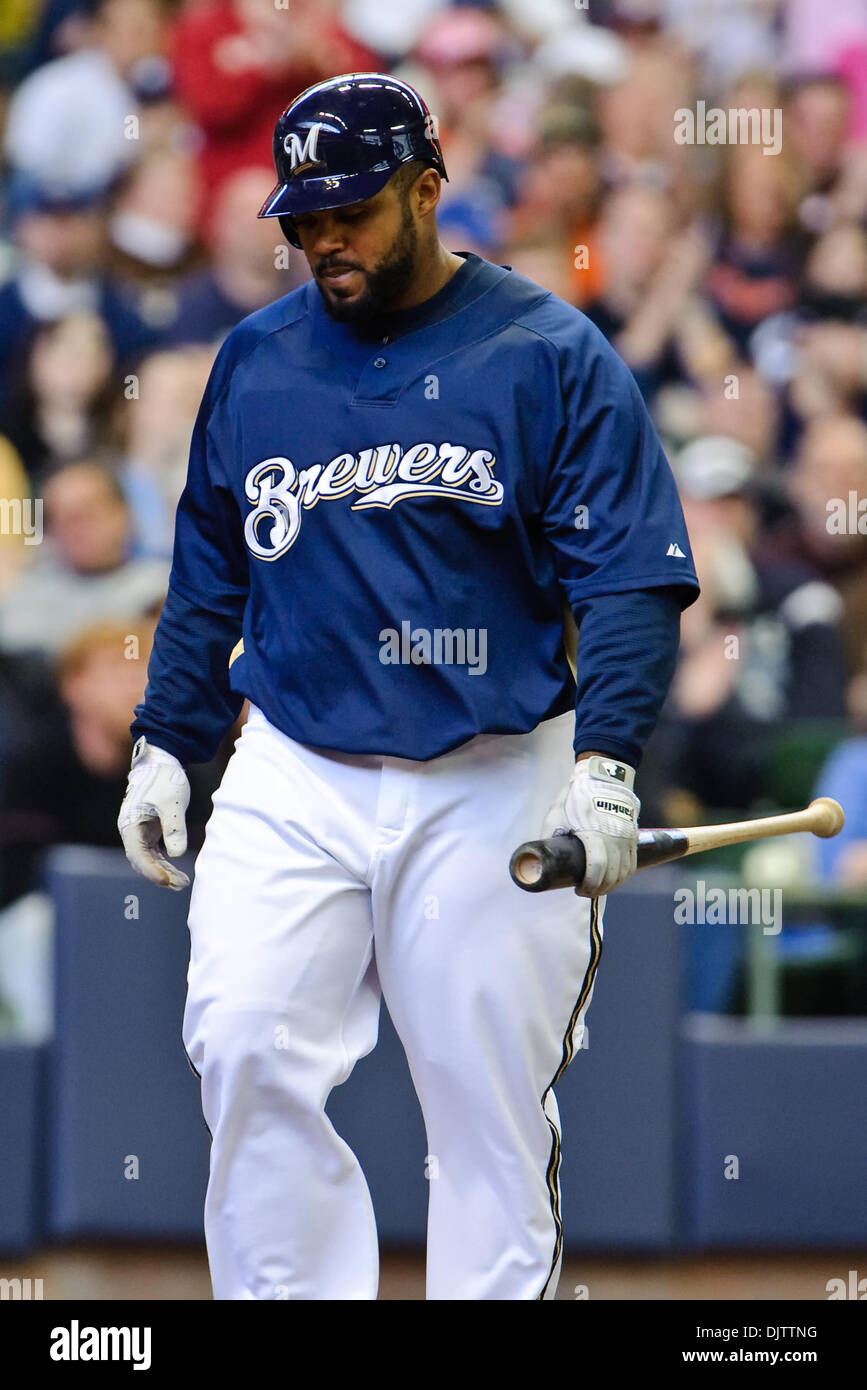 Milwaukee Brewers first baseman Prince Fielder (28) returns to the ...