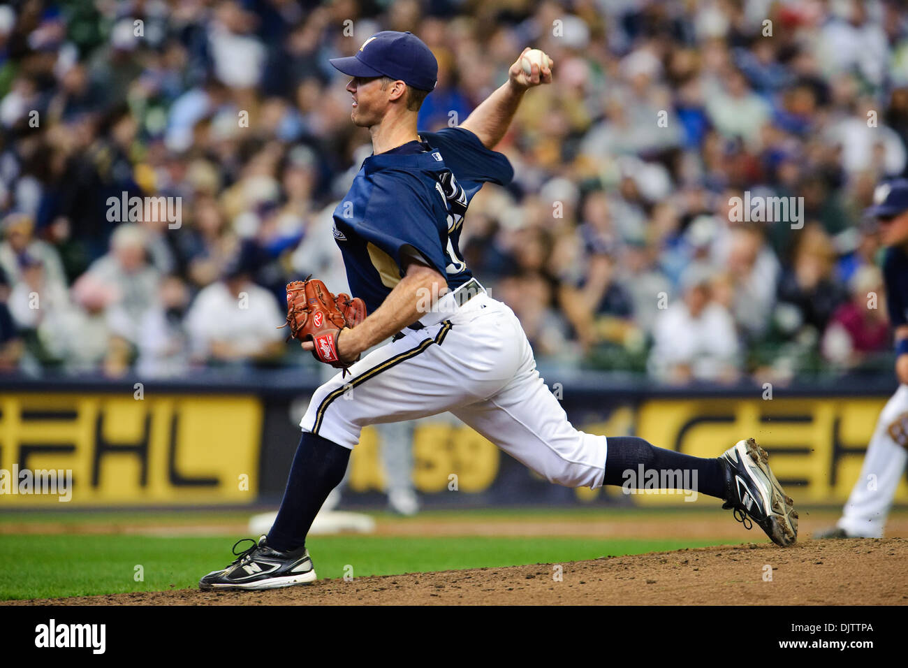 Milwaukee Brewers starting pitcher Dave Bush (31) delivers a pitch ...