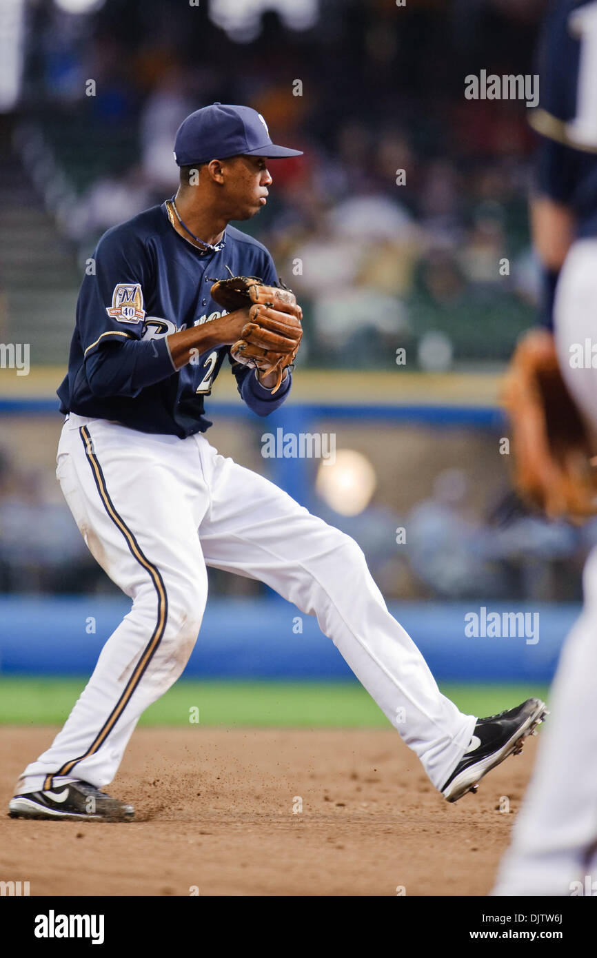 Milwaukee Brewers shortstop Alcides Escobar (21) makes a play on a ...