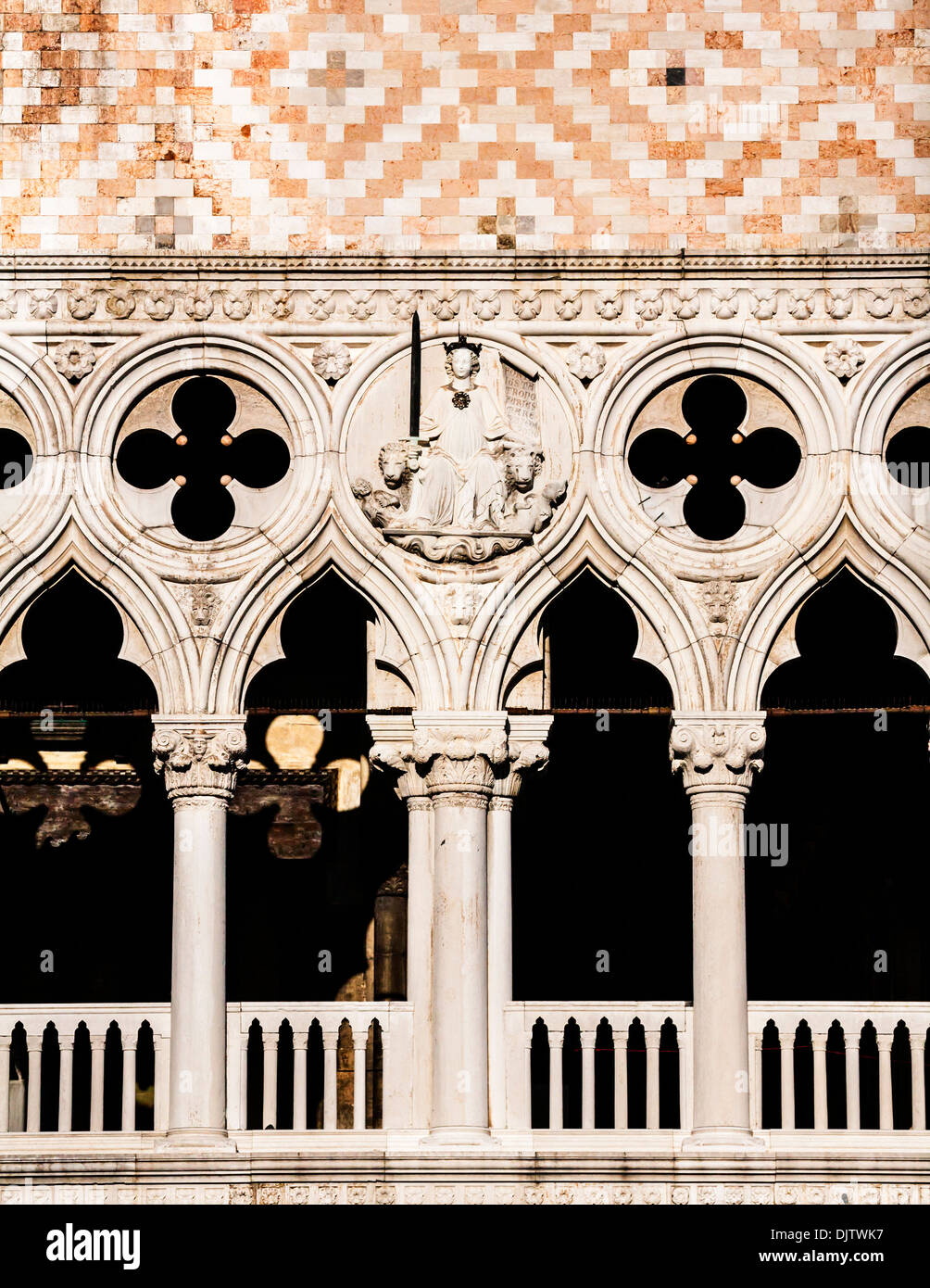 Gothic columns hi-res stock photography and images - Alamy