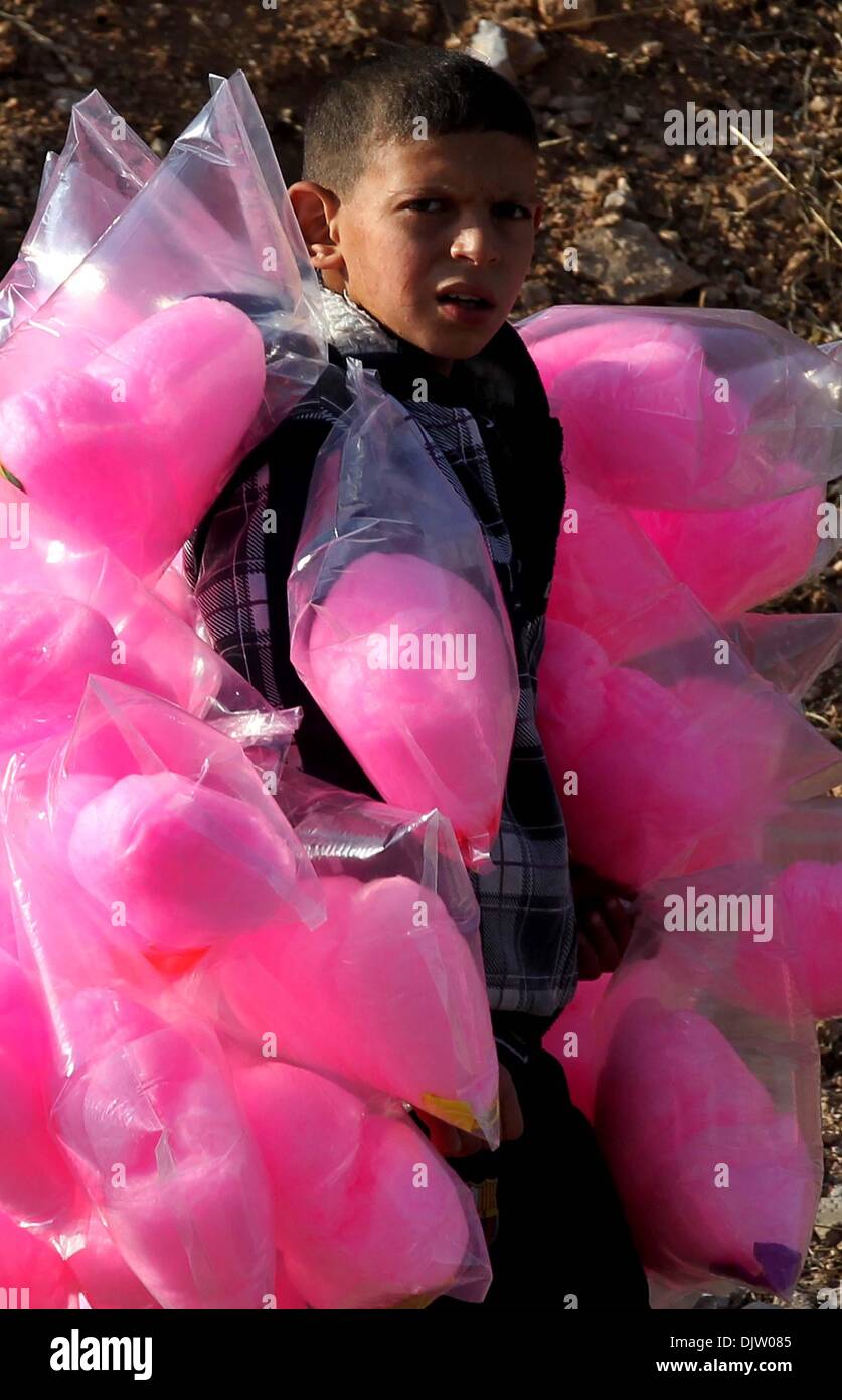 (131130) -- AMMAN, Nov. 30, 2013 (Xinhua) -- A Jordanian boy vendor ...