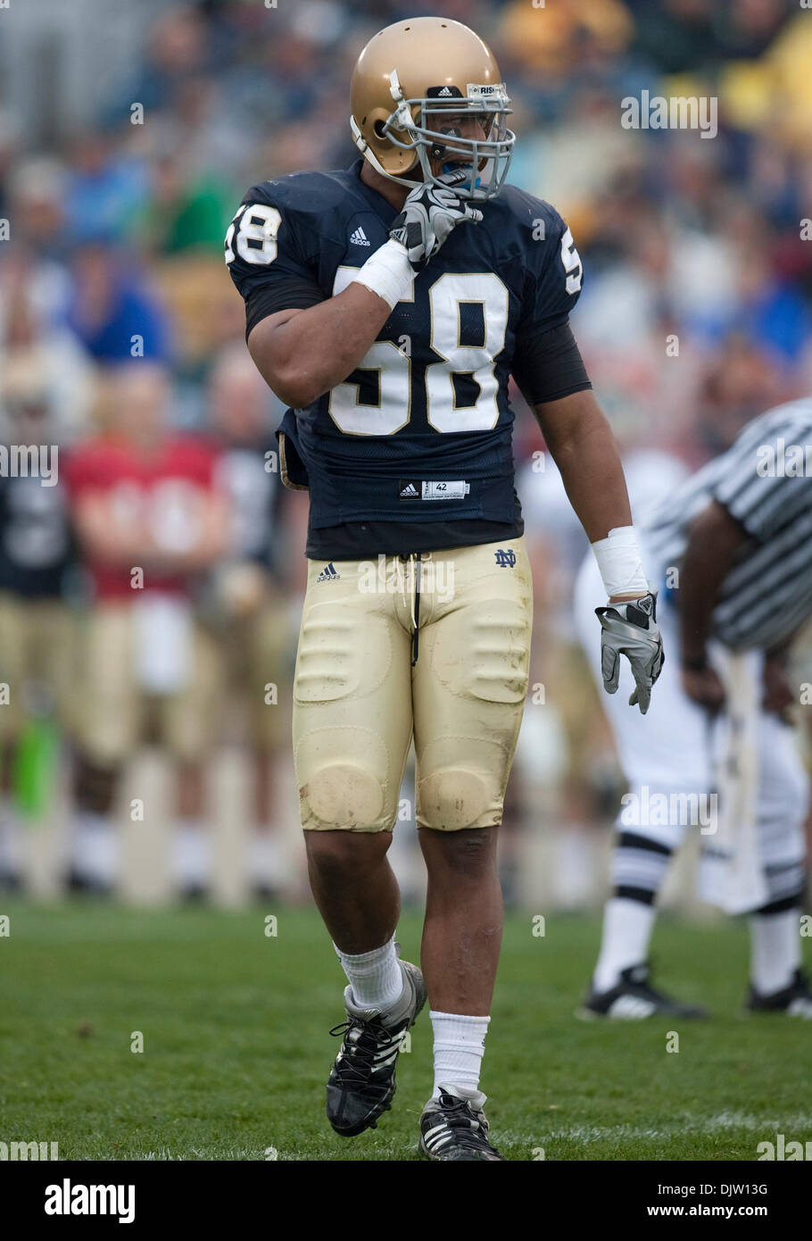 Notre Dame Outside Linebacker Brian Smith (#58) getting a read on the ...