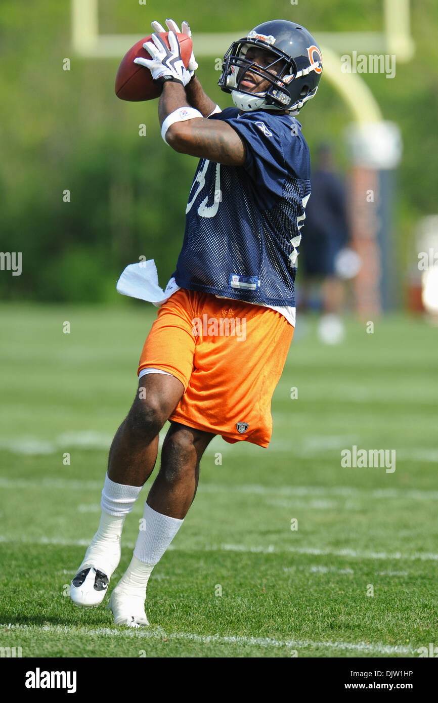 Wide receiver Earl Bennett (80) brings in a pass during the Chicago ...