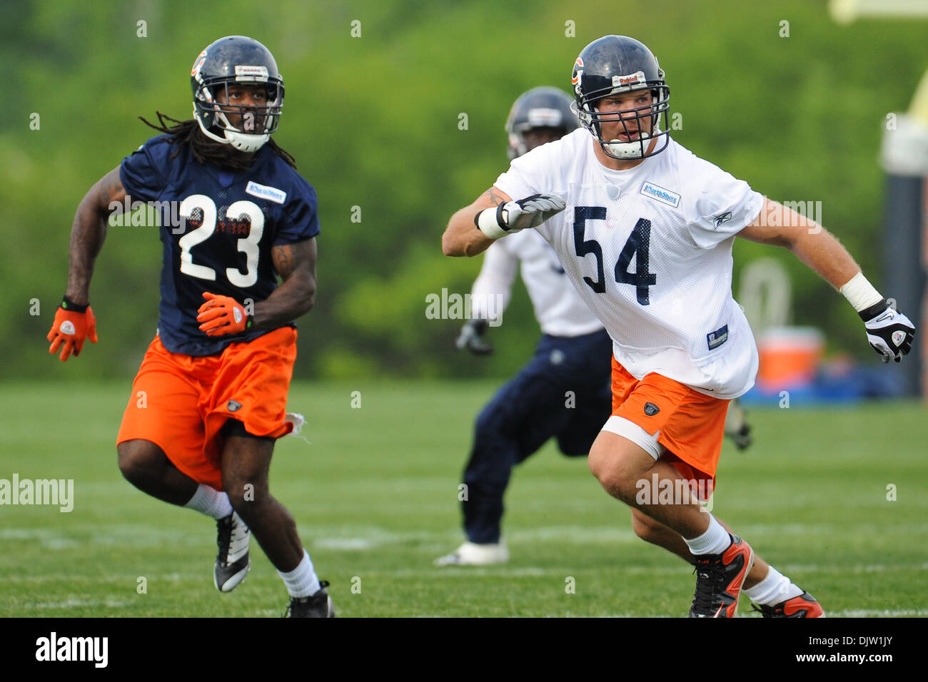 Linebacker Brian Urlacher (54) attempts to cover wide receiver Devin ...