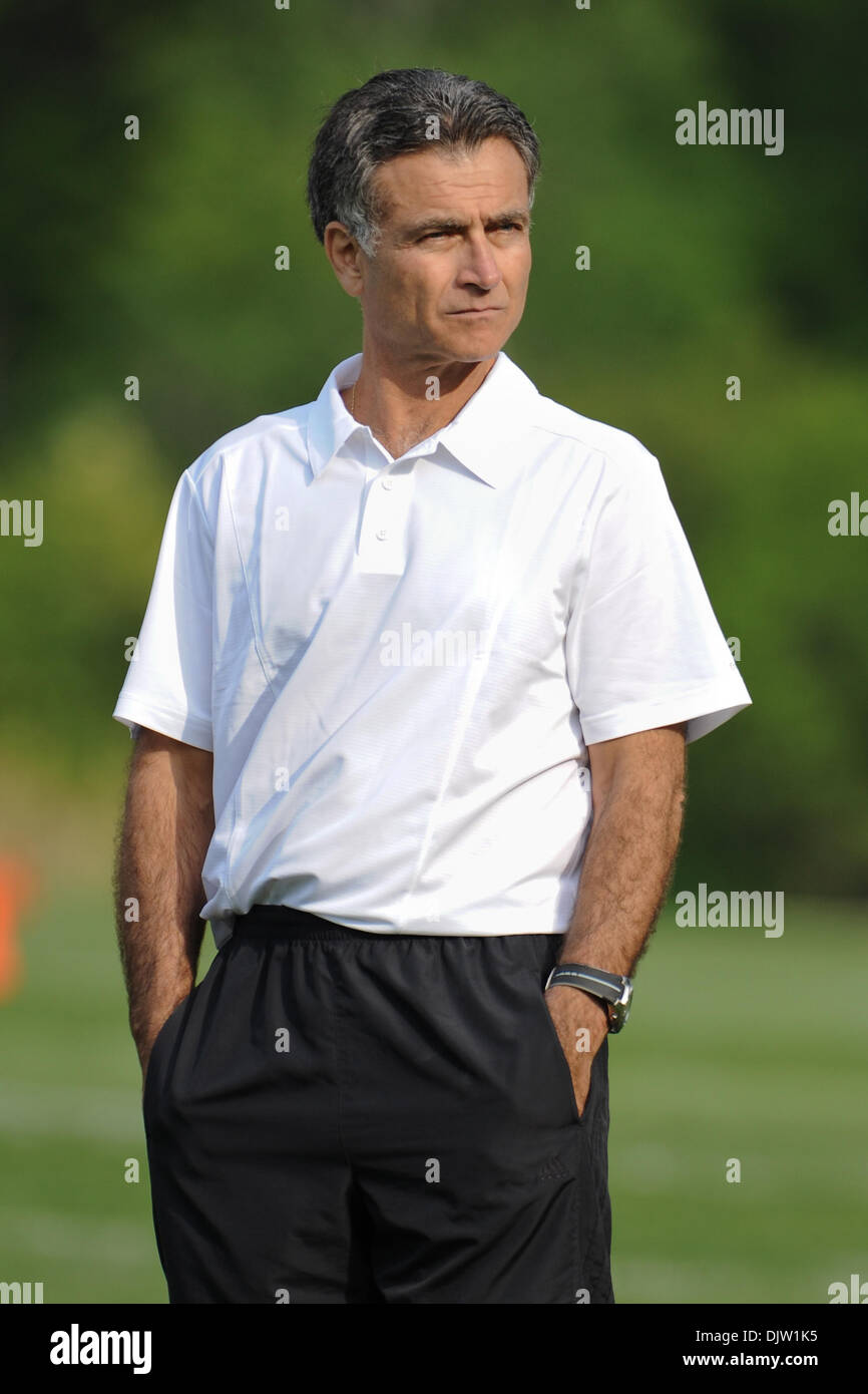 General Manager Jerry Angelo looks on during the Chicago Bears minicamp ...