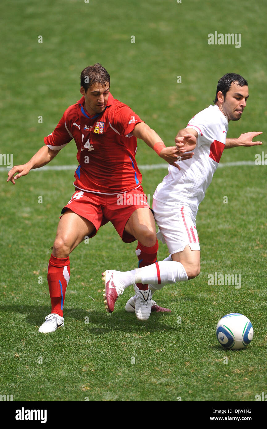 Turkey midfielder Selcuk Inan (17) wins the ball away from Czech ...