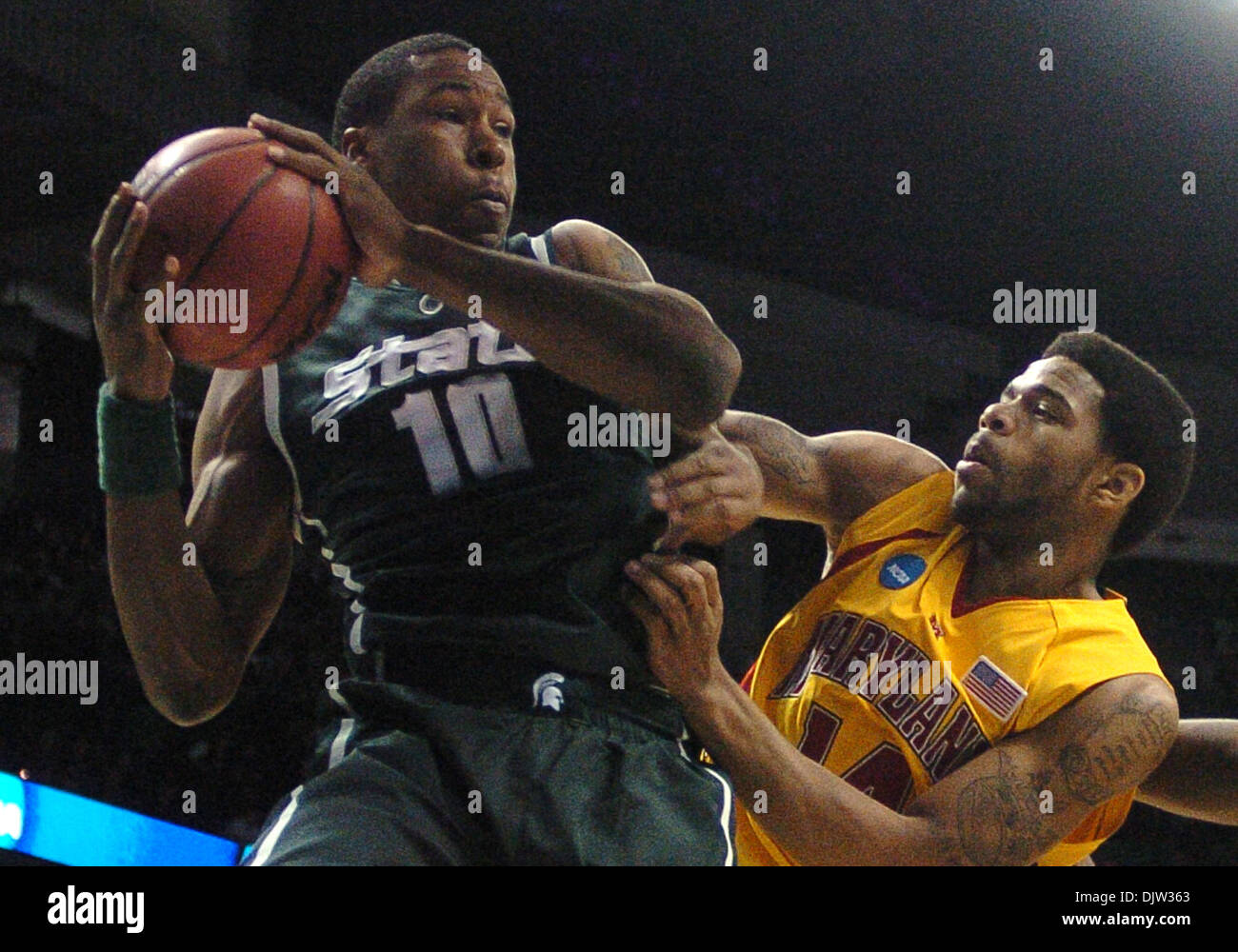 Michigan State's forward Delvon Roe (10) pulls down the rebound in ...