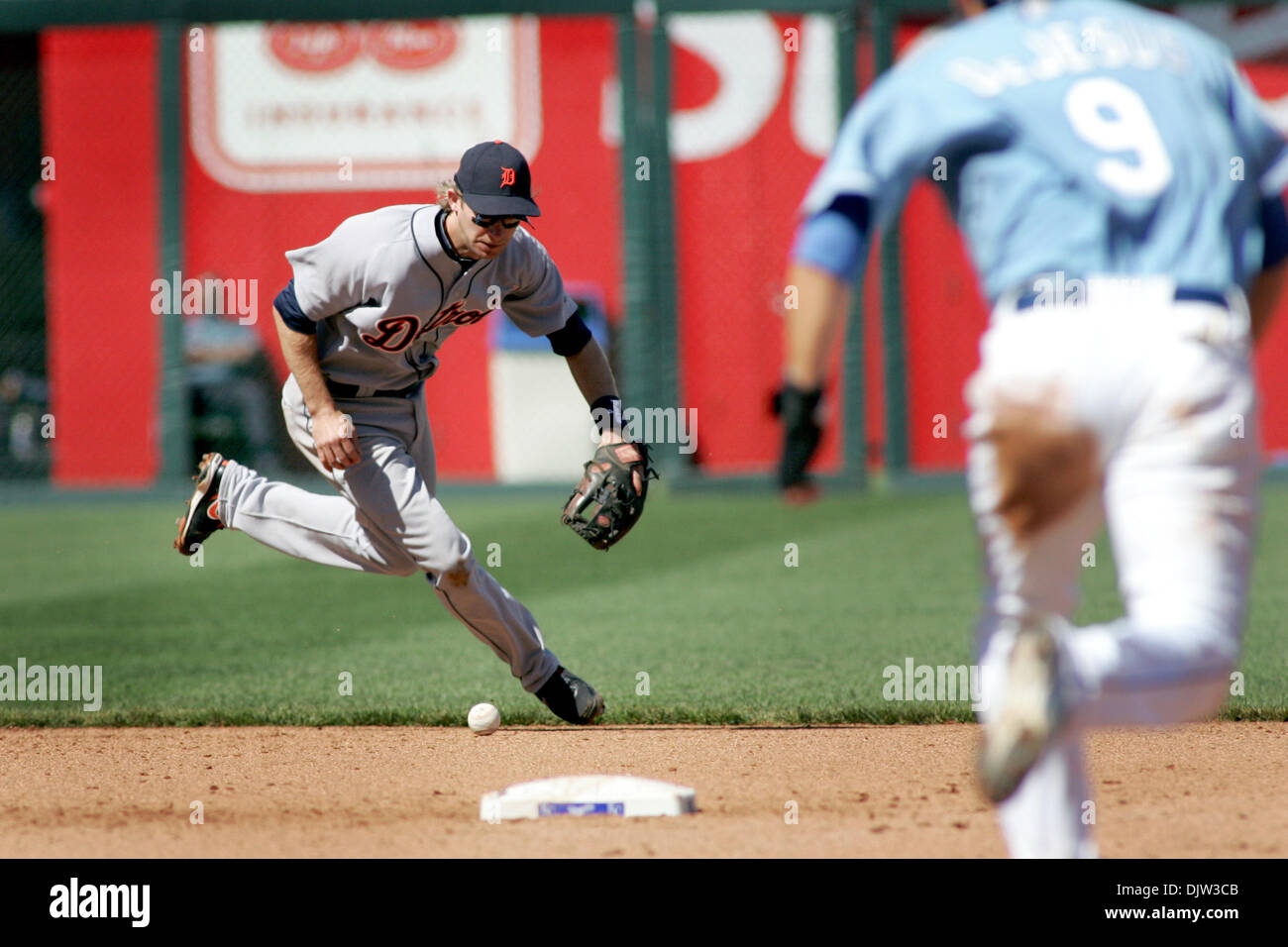 Detroit Tigers shortstop Adam Everett (4) fields a ground ball during ...