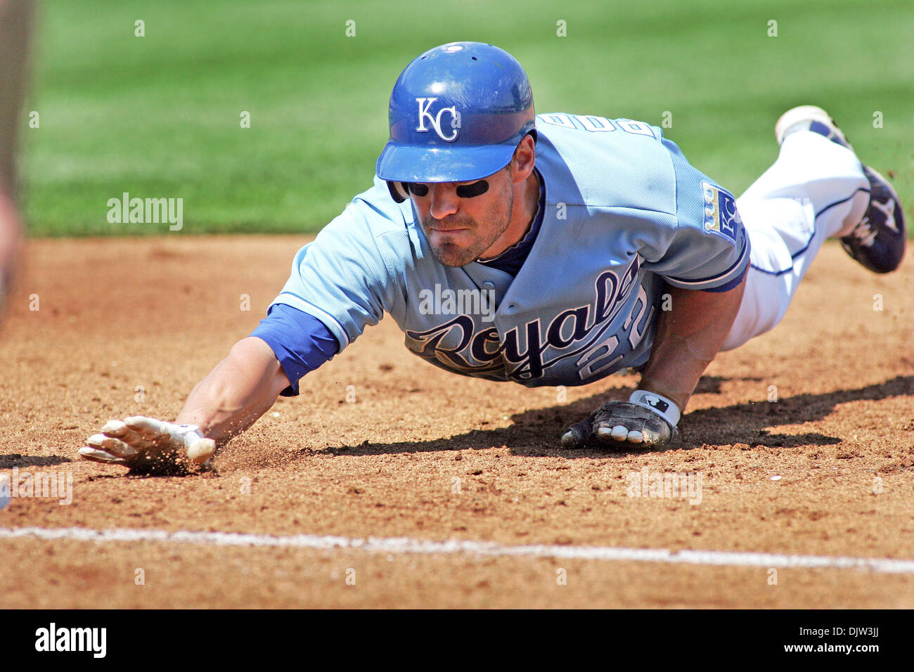 Kansas City Royals left fielder Scott Podsednik (22) dives back to ...