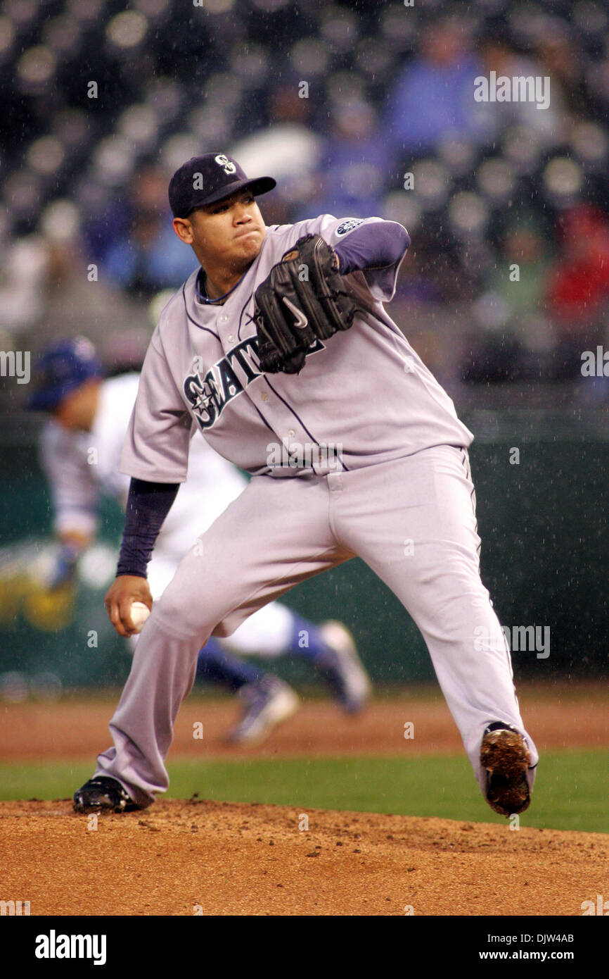 Seattle Mariners starting pitcher Felix Hernandez (34) delivers during ...