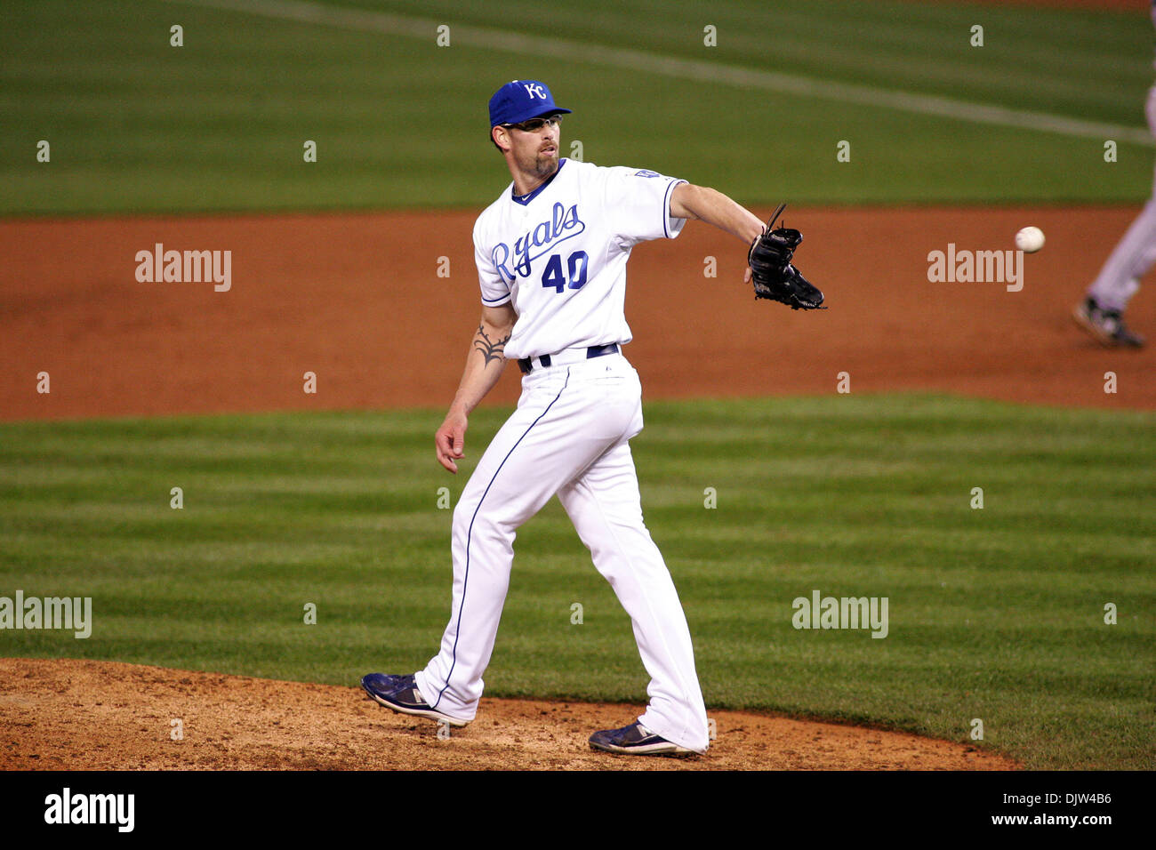 Kansas City Royals relief pitcher Kyle Farnsworth (40) delivers during ...