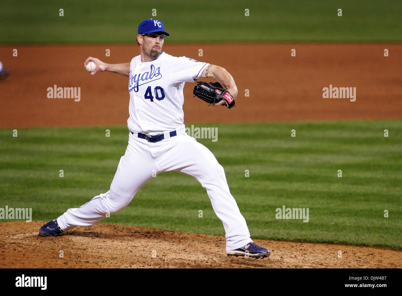 Kansas City Royals relief pitcher Kyle Farnsworth (40) delivers during ...