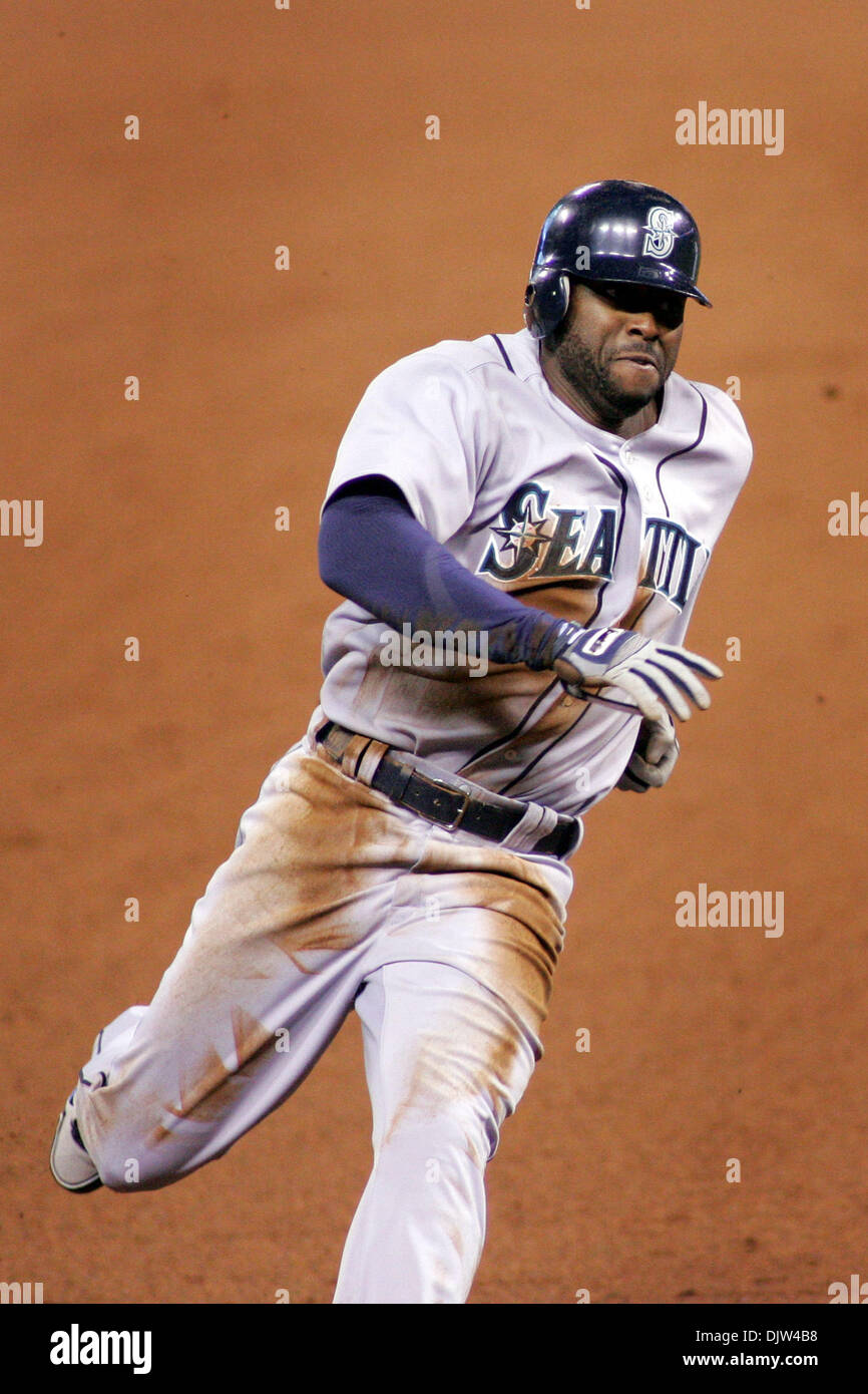 Seattle Mariners left fielder Milton Bradley (15) rounds third base and ...