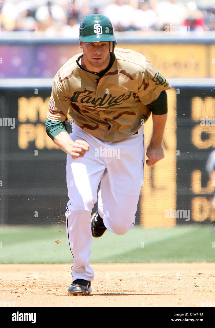 San Diego Padres third baseman Chase Headley heads for third against ...