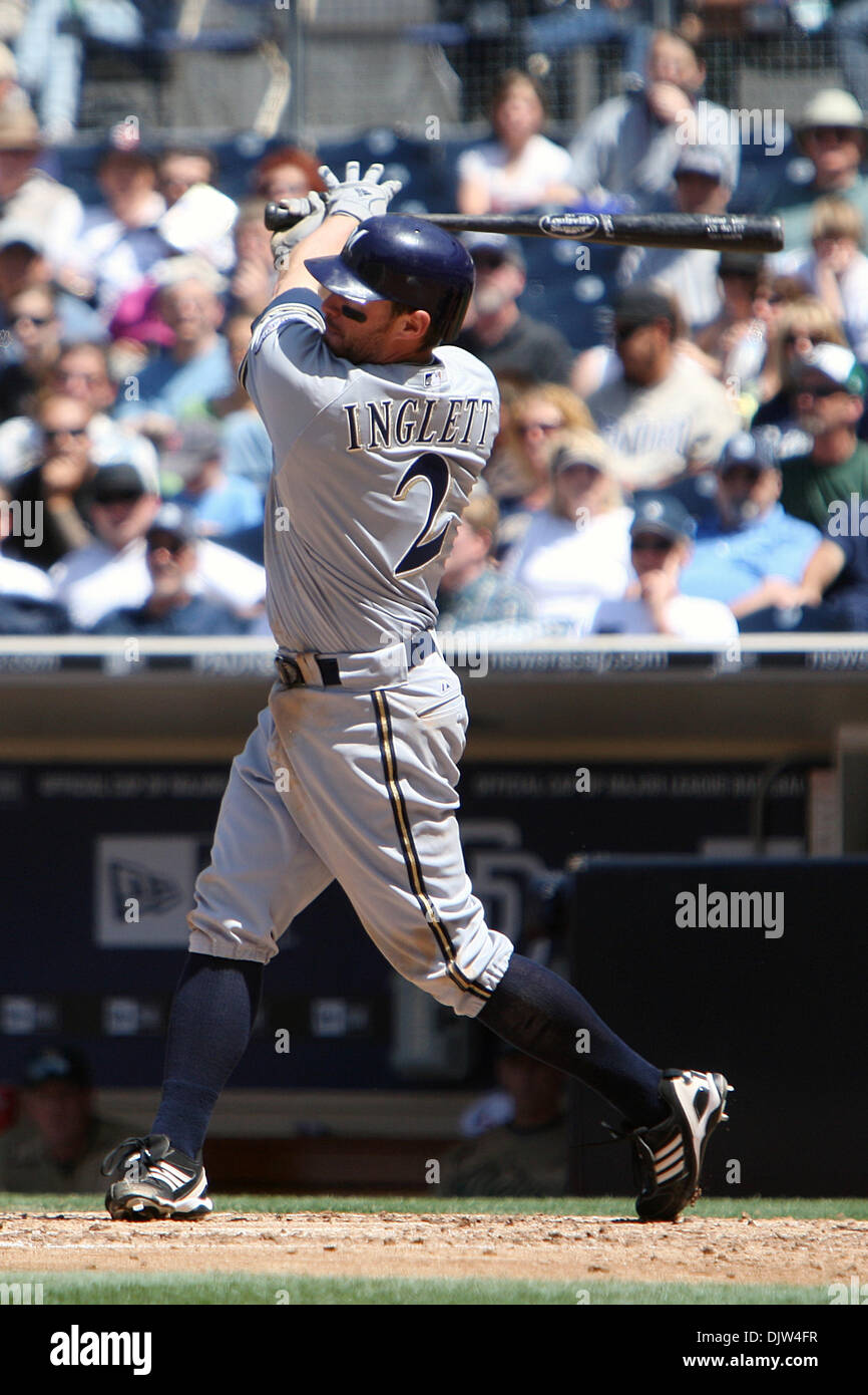 Milwaukee Brewers second baseman Joe Inglett singled to left center ...