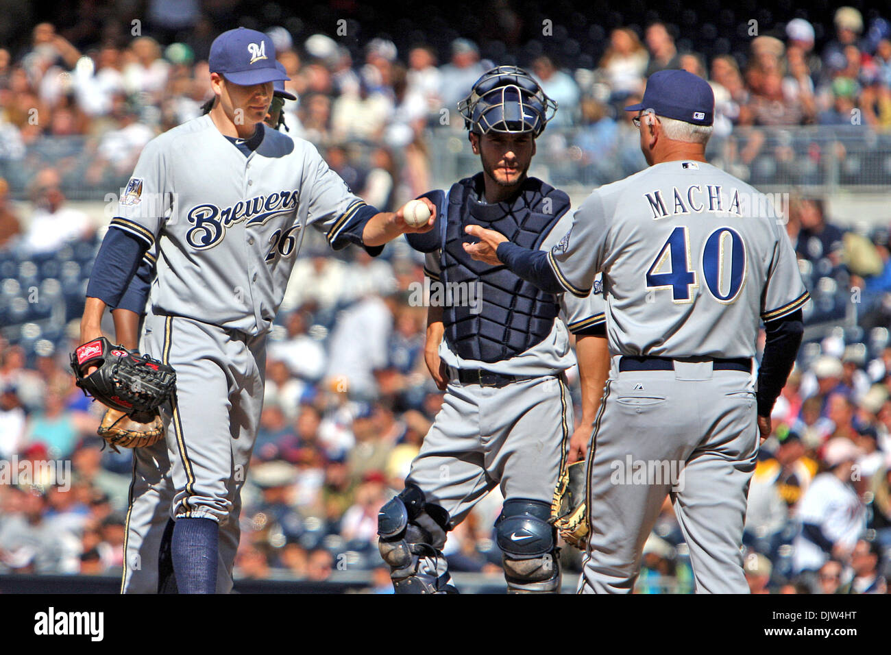Milwaukee Brewers manager Ken Macha pulled Manny Parra in the 8th ...