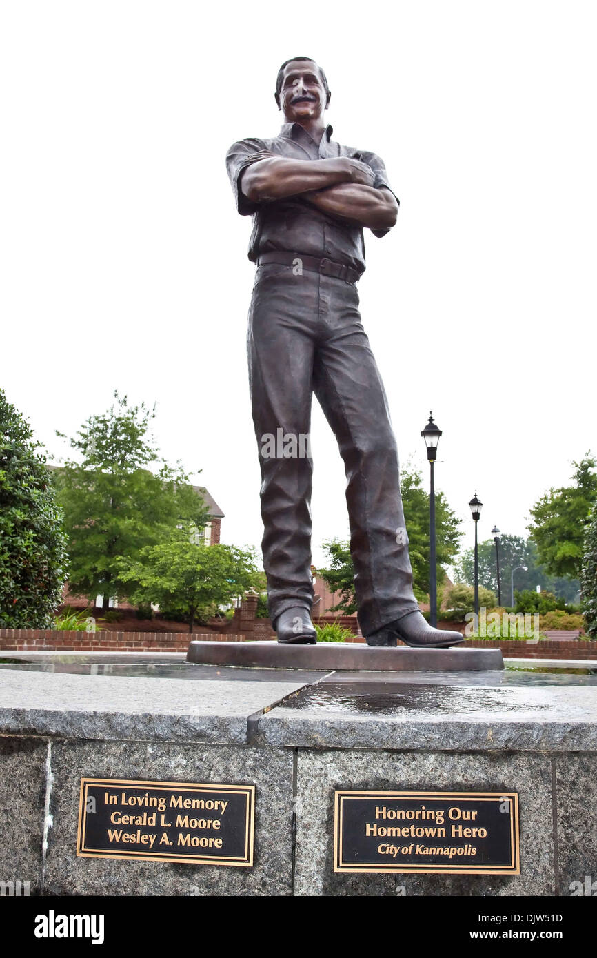 Dale earnhardt statue dale earnhardt hi-res stock photography and ...
