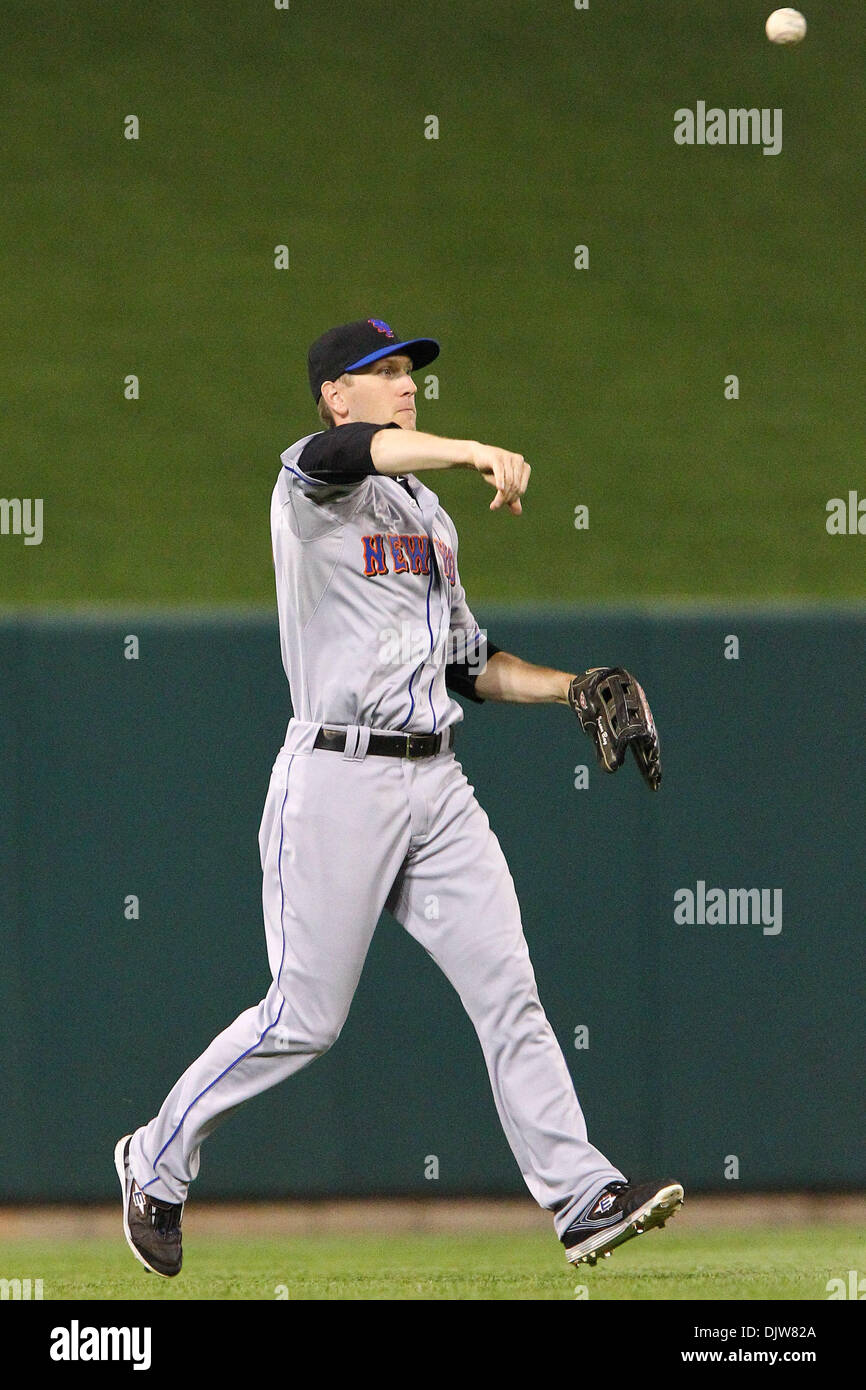 New York Mets left fielder Jason Bay (44) throws a ball back in to stop ...