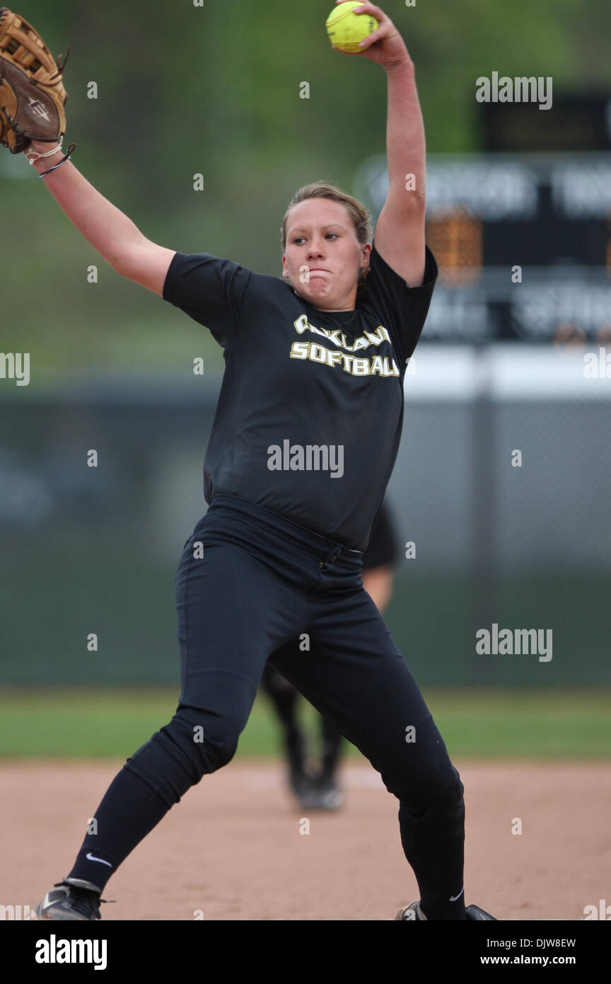 Oakland pitcher Marissa Everitt (88) during game action in the second ...