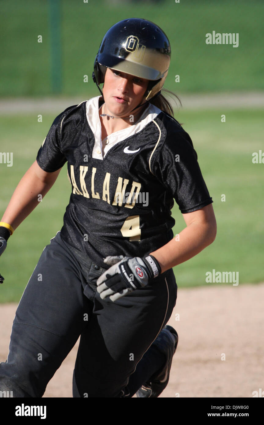 Oakland DH Haley Emerson (4) round third and heads home during game ...