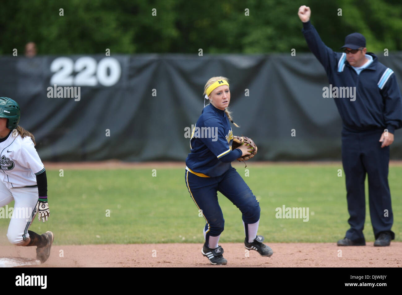 Michigan shortstop Stephanie Kirkpatrick (12) during game action in the ...