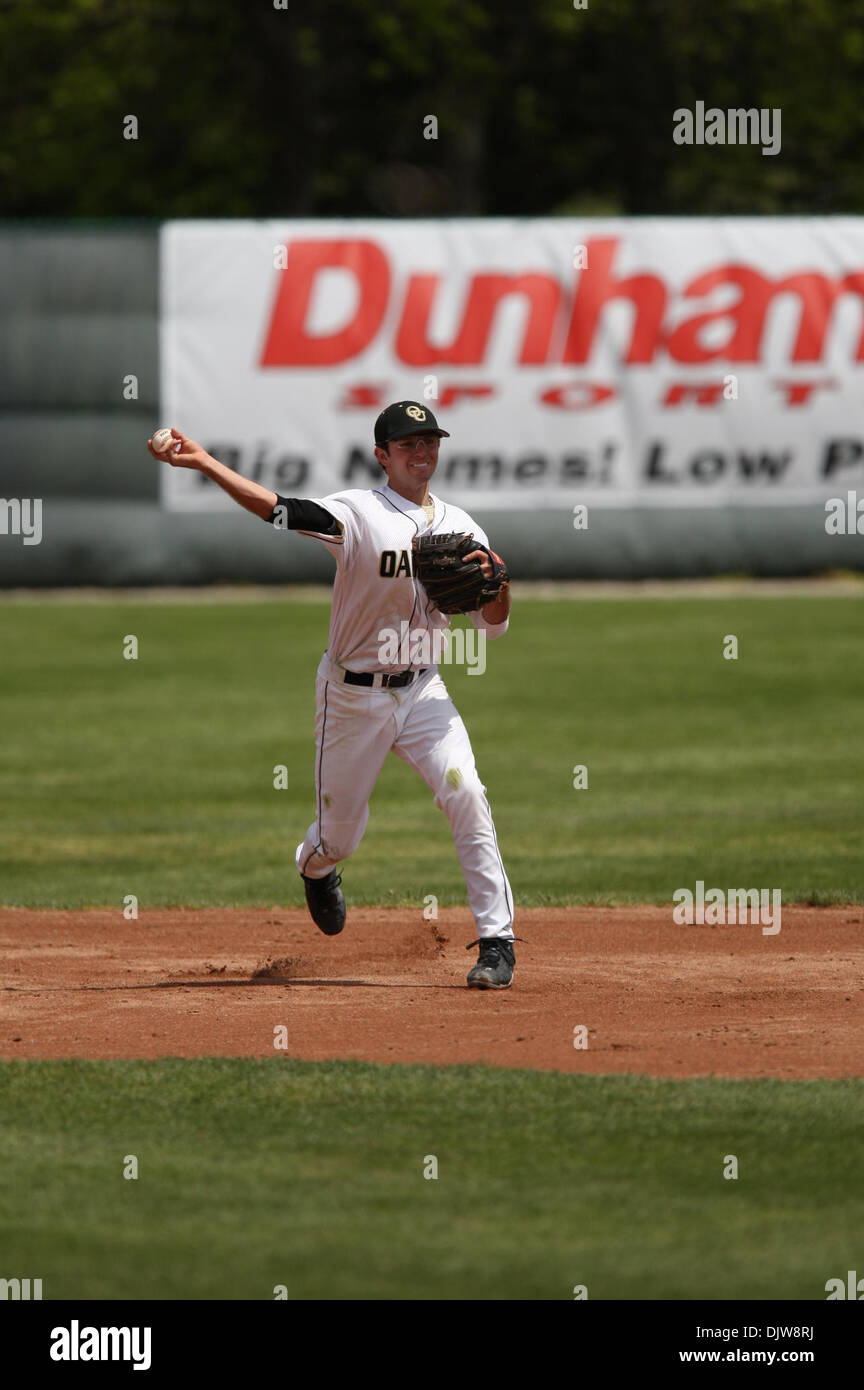 Oakland 2nd baseman Tommy Jablonski (16) during game action in the ...