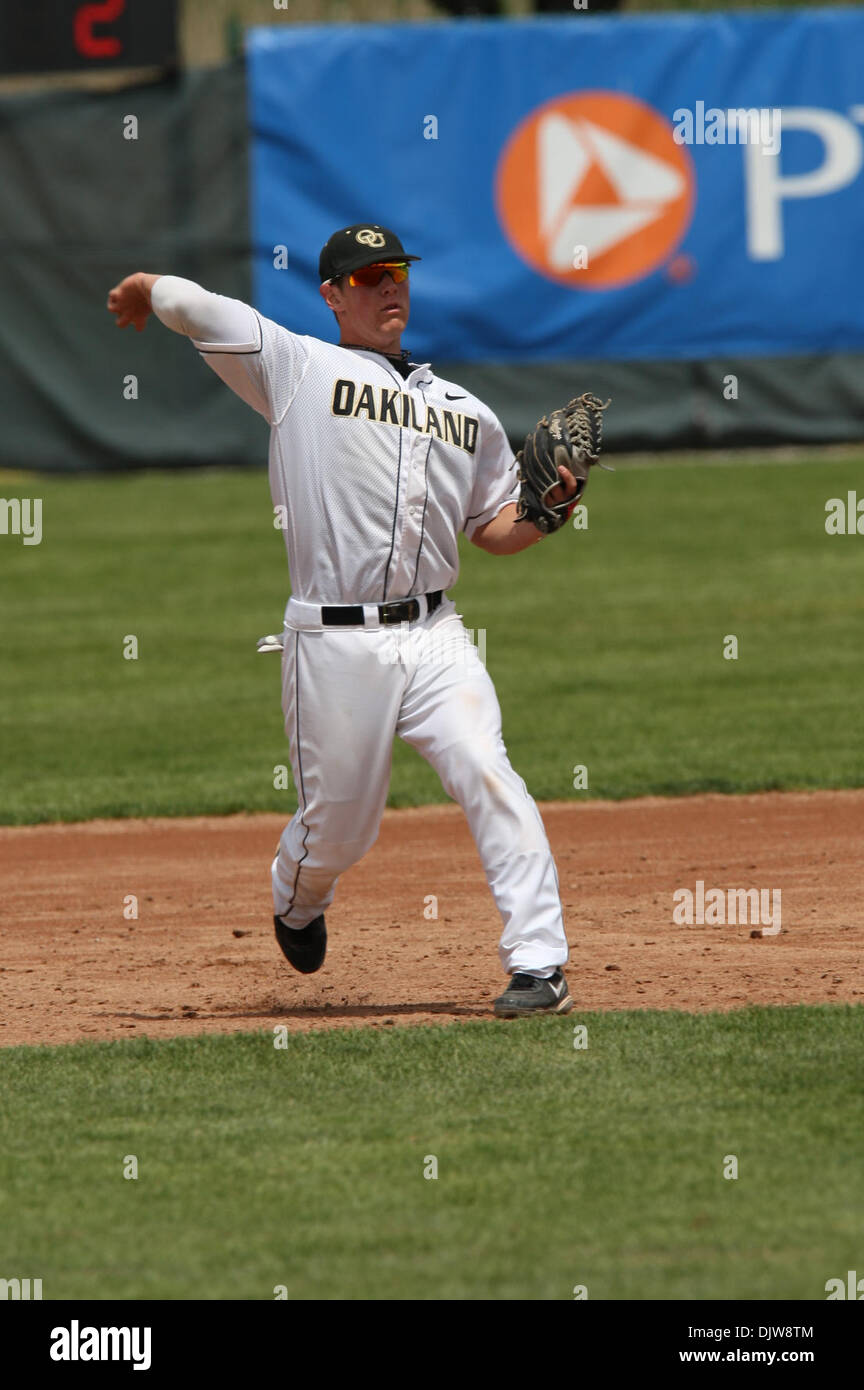 Oakland 3rd baseman Mike Carson (4) during game action in the seventh ...