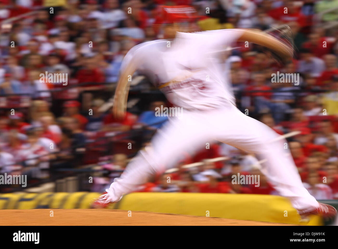 St. Louis Cardinals starting pitcher Chris Carpenter (29) pitches a ...