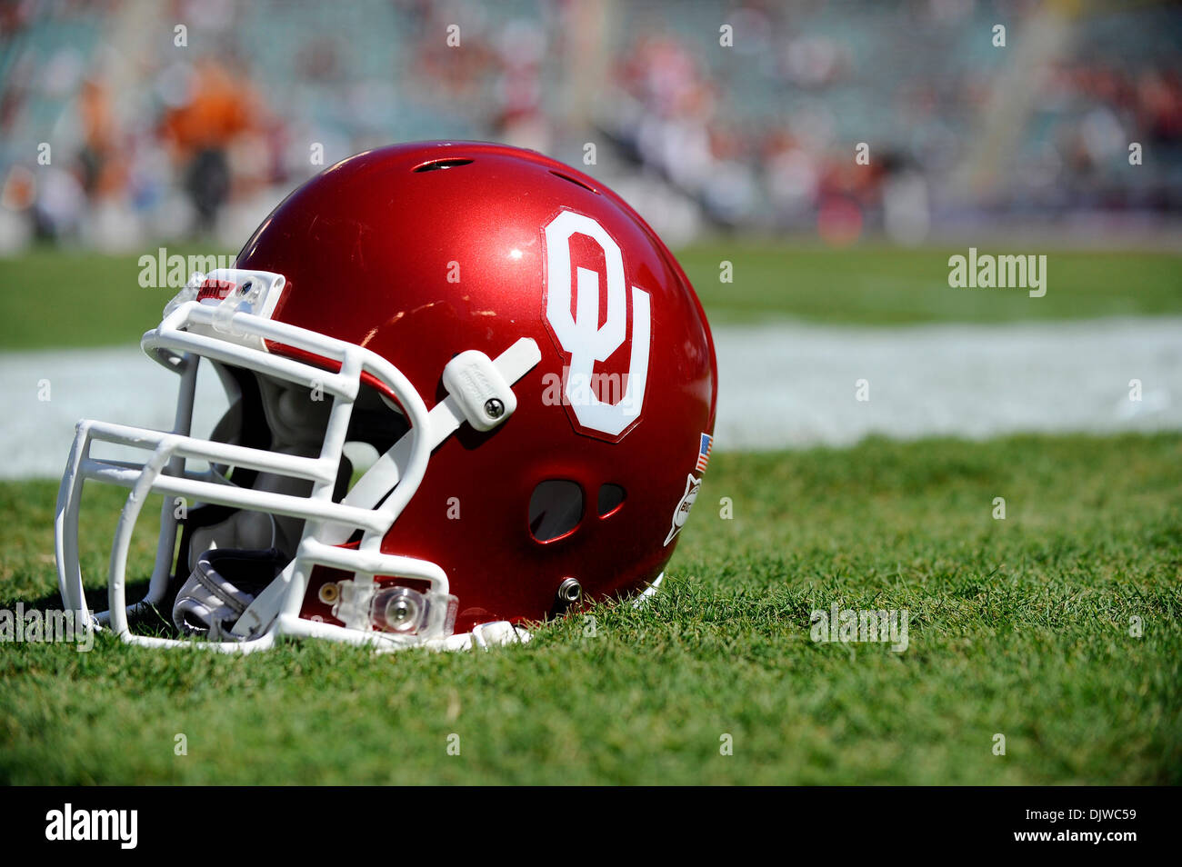 Oklahoma sooners football helmet High Resolution Stock Photography and ...