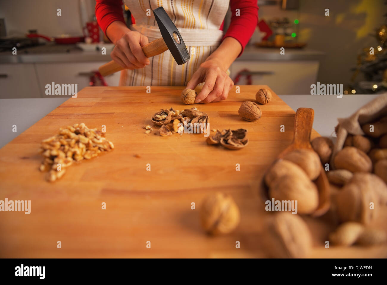 Closeup on young housewife chopping walnuts Stock Photo - Alamy