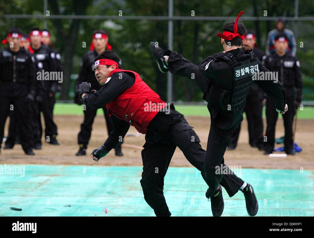 Oct 04, 2010 - Seoul, South Korea - South Korean police officers ...