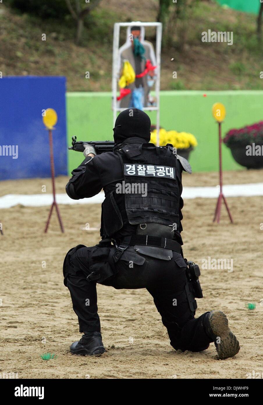 Oct 04, 2010 - Seoul, South Korea - South Korean police officers ...
