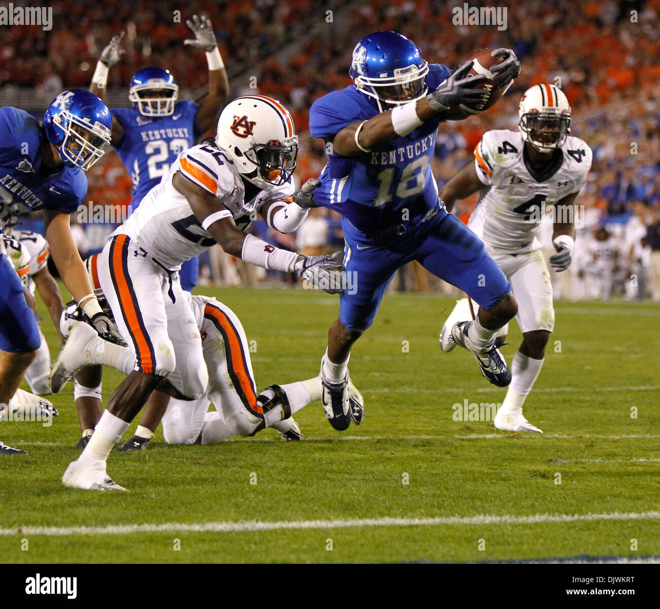 Oct. 9, 2010 - Lexington, Kentucky, USA - Kentucky's Randall Cobb, dove ...
