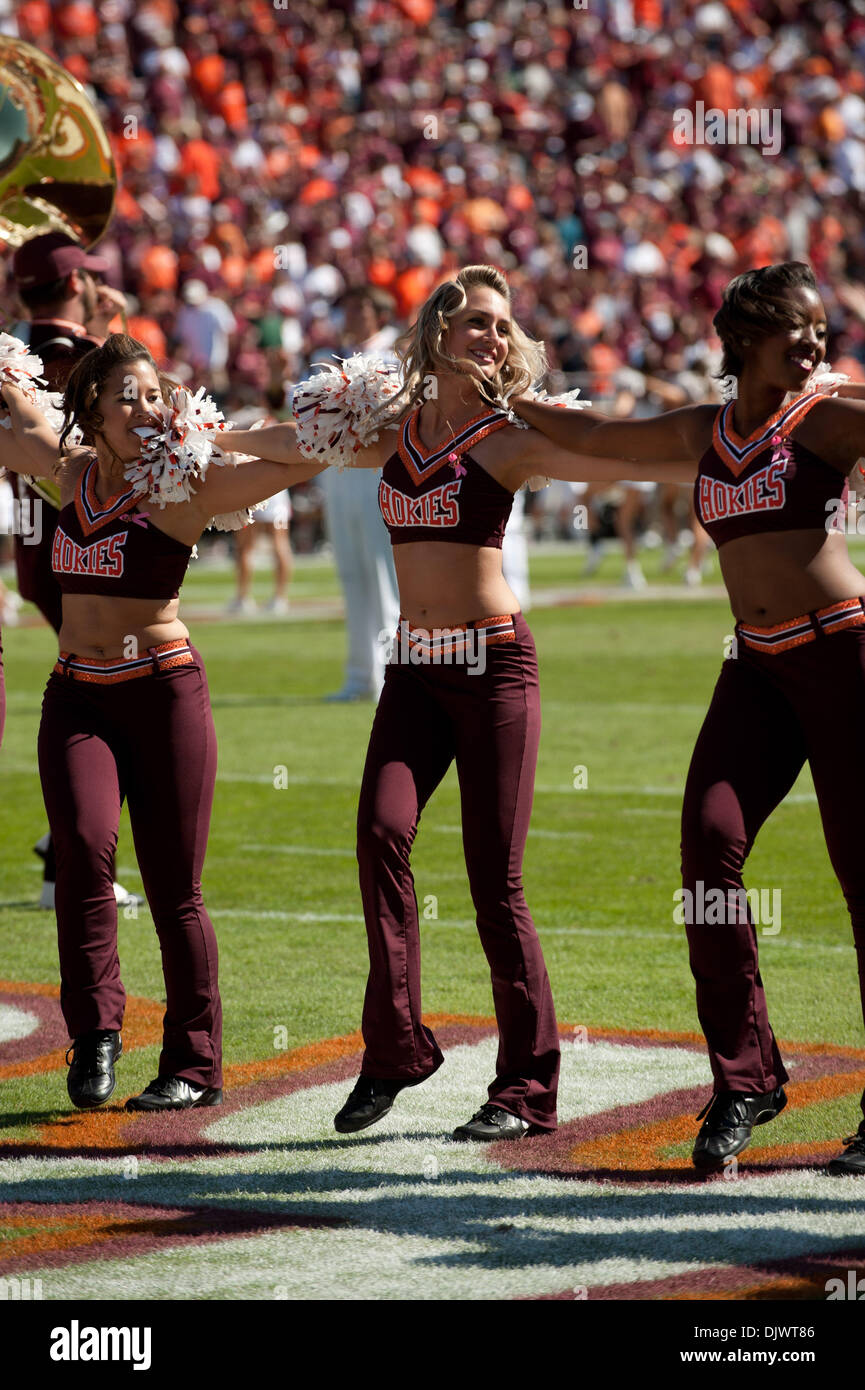 Virginia tech cheerleaders hi-res stock photography and images - Alamy