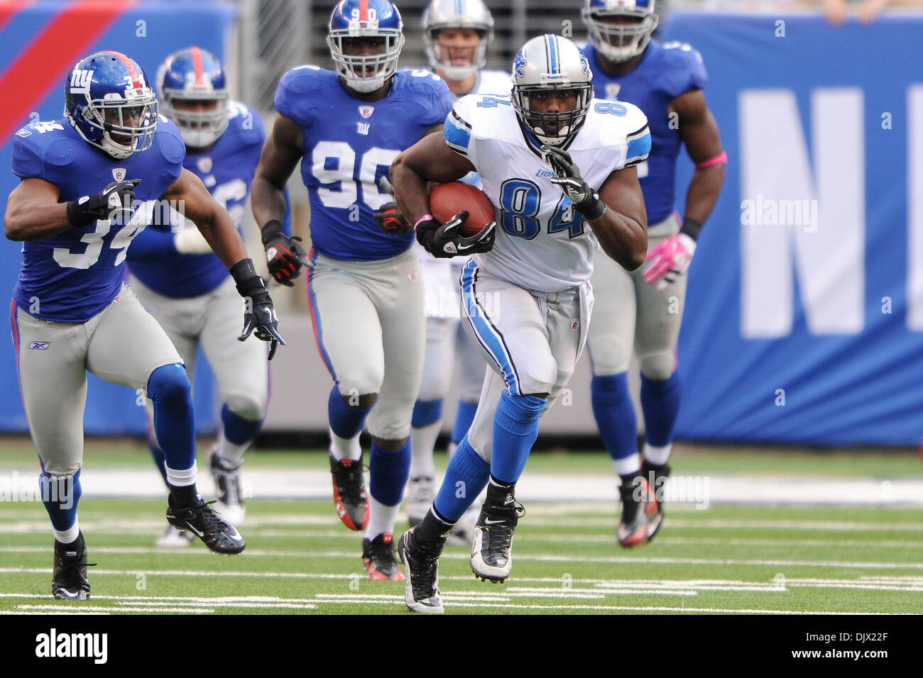 Detroit Lions tight end Brandon Pettigrew (84) runs after a reception ...
