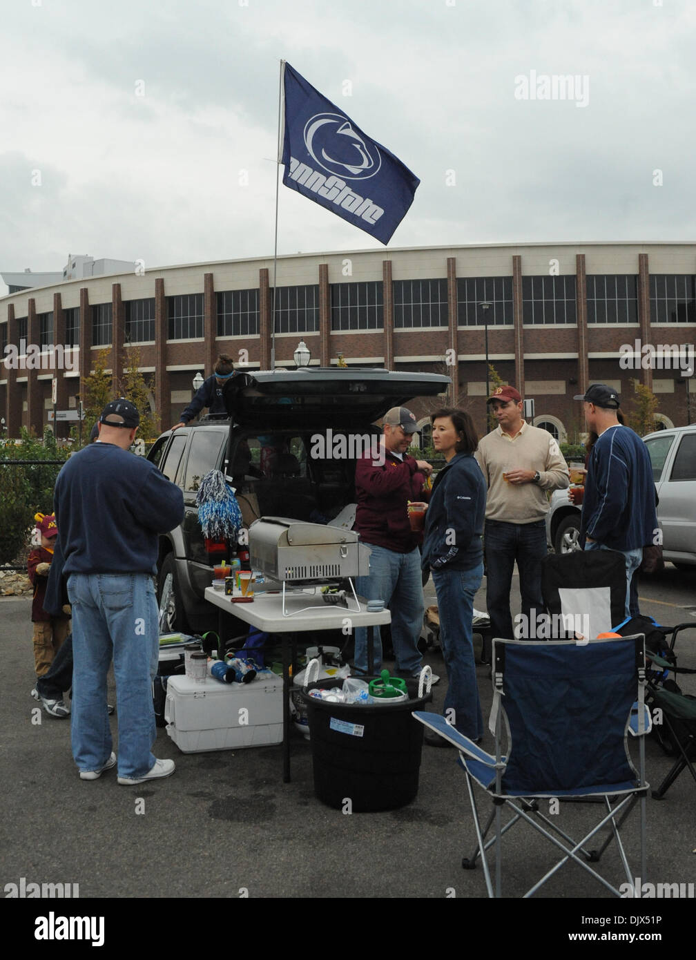 College tailgate hi-res stock photography and images - Alamy