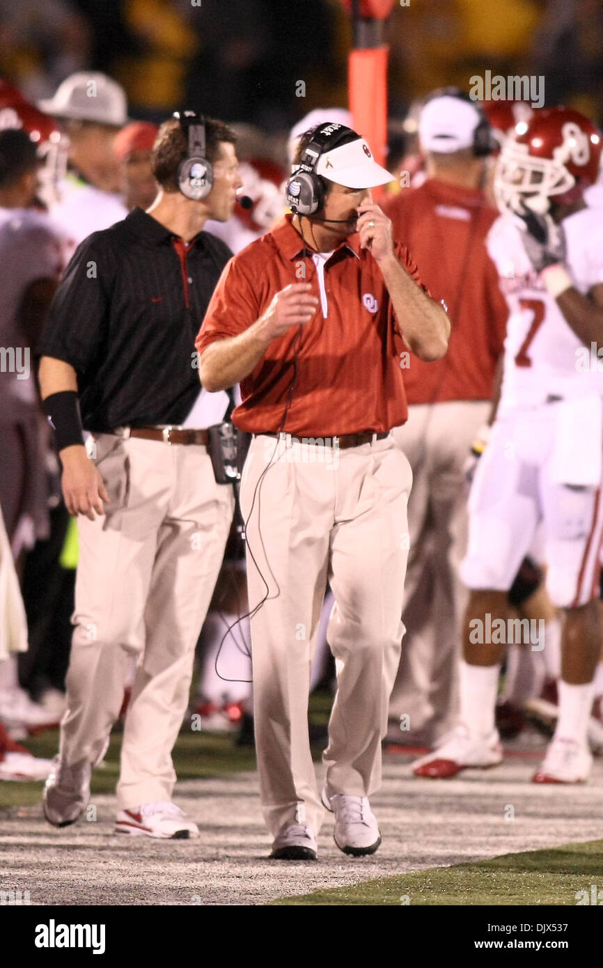 Bob stoops hi-res stock photography and images - Alamy
