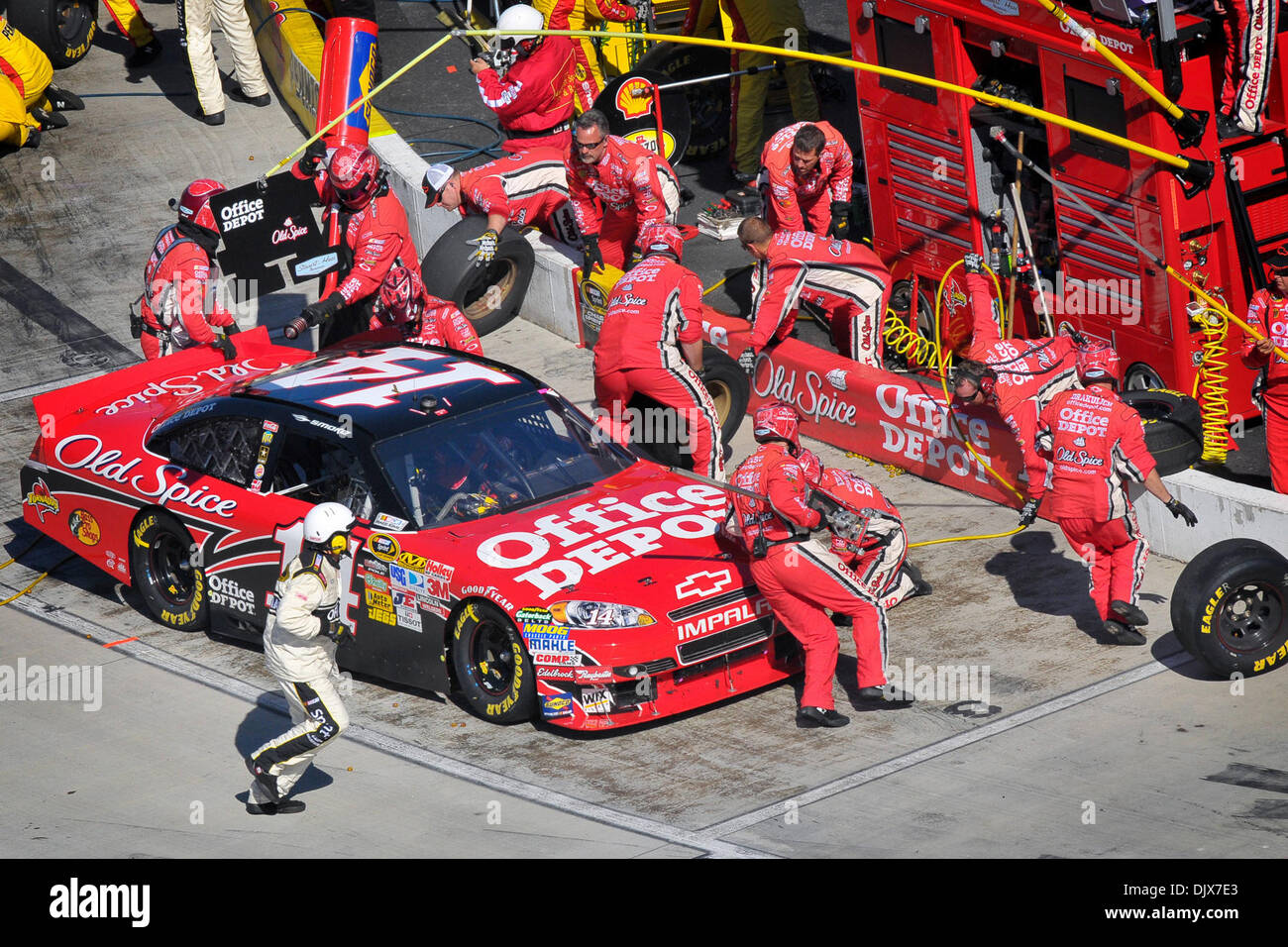 Pit crew at work on a race car hi-res stock photography and images - Alamy