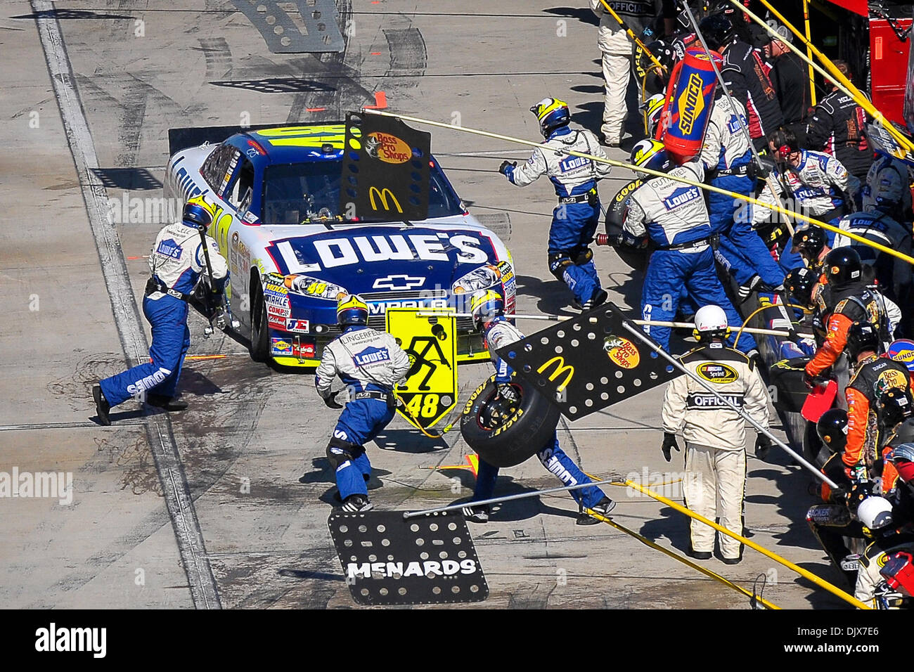 Pit crew at work on a race car hi-res stock photography and images - Alamy