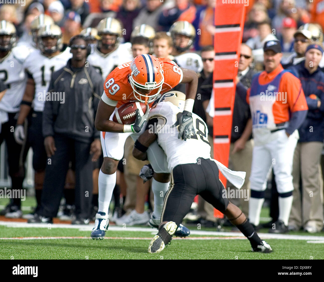 Illinois fighting illini tight end hi-res stock photography and images ...